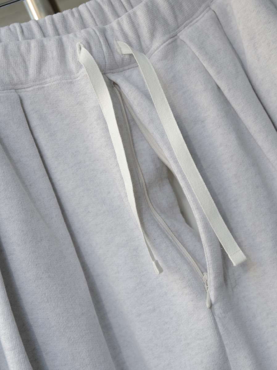 【2025SS】 ANCELLM (アンセルム) "3/4 TUCK SWEAT SHORTS" - ASH GRAY ＜パンツ ボトムス＞